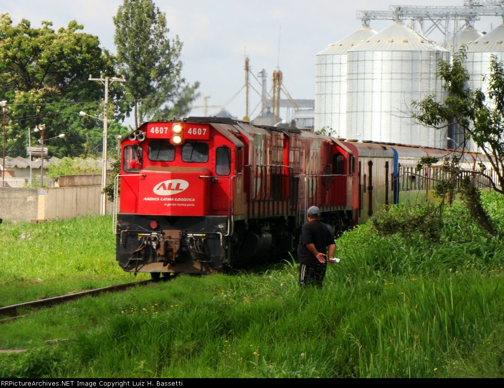 PASSENGER TRAIN/GT22 4607